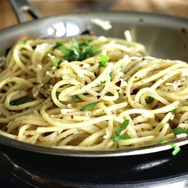 SPAGHETTI AGLIO E OLIO | Garlic and Olive Oil Pasta | Favorite Italian ...